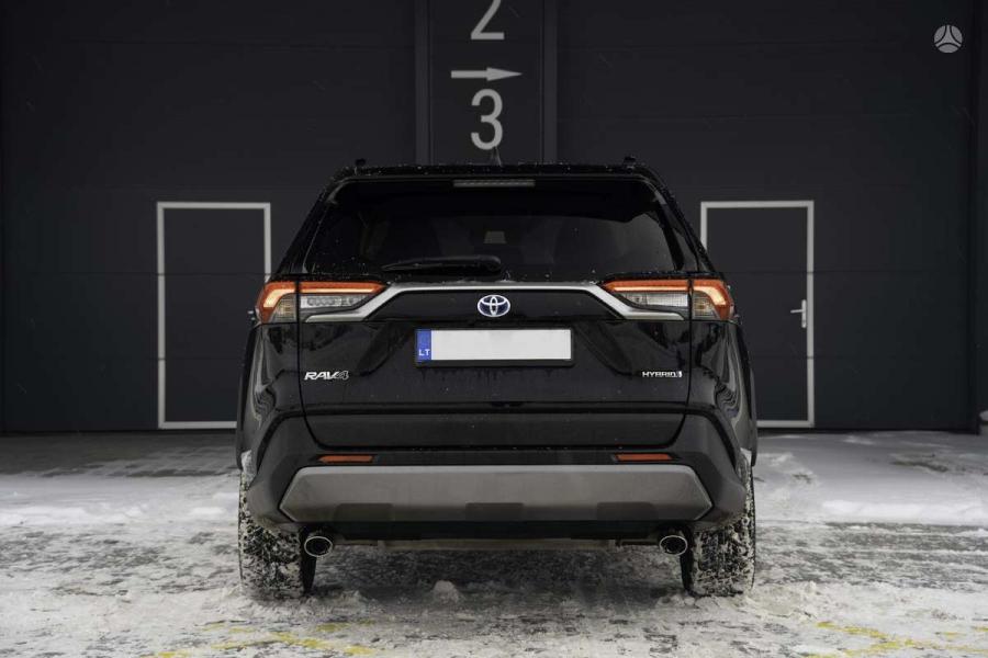Black Toyota RAV4 2021 in Vilnius, with an engine capacity of 2.49 L and mileage of 80 thousand km for 28900 €, photo 6 on AUTOMOTO.COM.LV