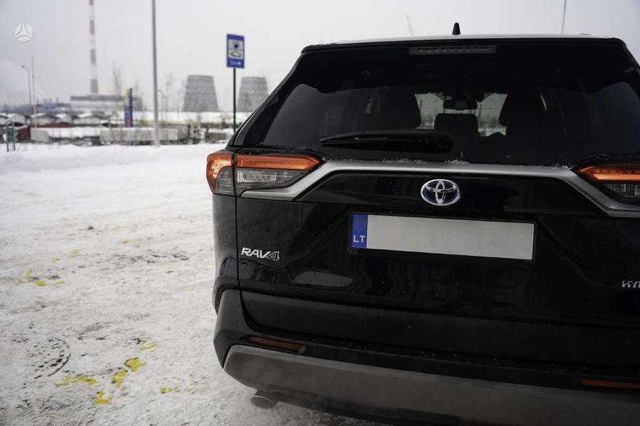 Black Toyota RAV4 2021 in Vilnius, with an engine capacity of 2.49 L and mileage of 80 thousand km for 28900 €, photo 11 on AUTOMOTO.COM.LV