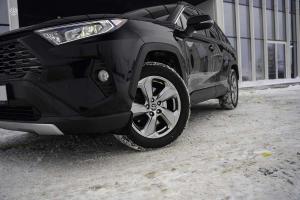 Black Toyota RAV4 2021 in Vilnius, with an engine capacity of 2.49 L and mileage of 80 thousand km for 28900 €, photo 12 on AUTOMOTO.COM.LV