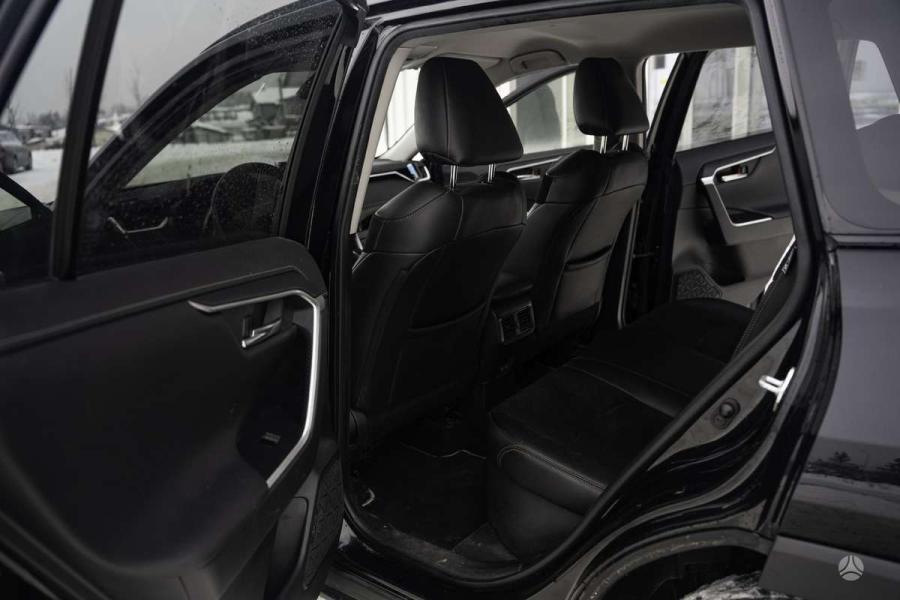Black Toyota RAV4 2021 in Vilnius, with an engine capacity of 2.49 L and mileage of 80 thousand km for 28900 €, photo 18 on AUTOMOTO.COM.LV
