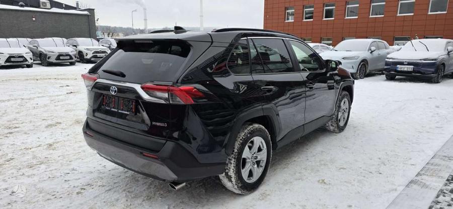 Black Toyota RAV4 2021 in Vilnius, with an engine capacity of 2.49 L and mileage of 141 thousand km for 25850 €, photo 4 on AUTOMOTO.COM.LV