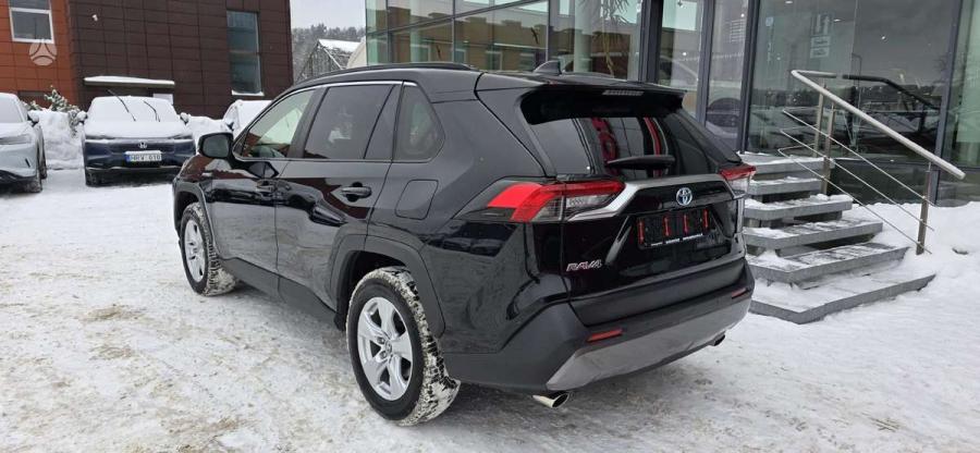 Black Toyota RAV4 2021 in Vilnius, with an engine capacity of 2.49 L and mileage of 141 thousand km for 25850 €, photo 5 on AUTOMOTO.COM.LV