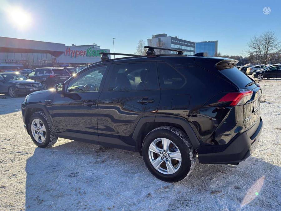 Black Toyota RAV4 2021 in Vilnius, with an engine capacity of 2.49 L and mileage of 162 thousand km for 28900 €, photo 2 on AUTOMOTO.COM.LV