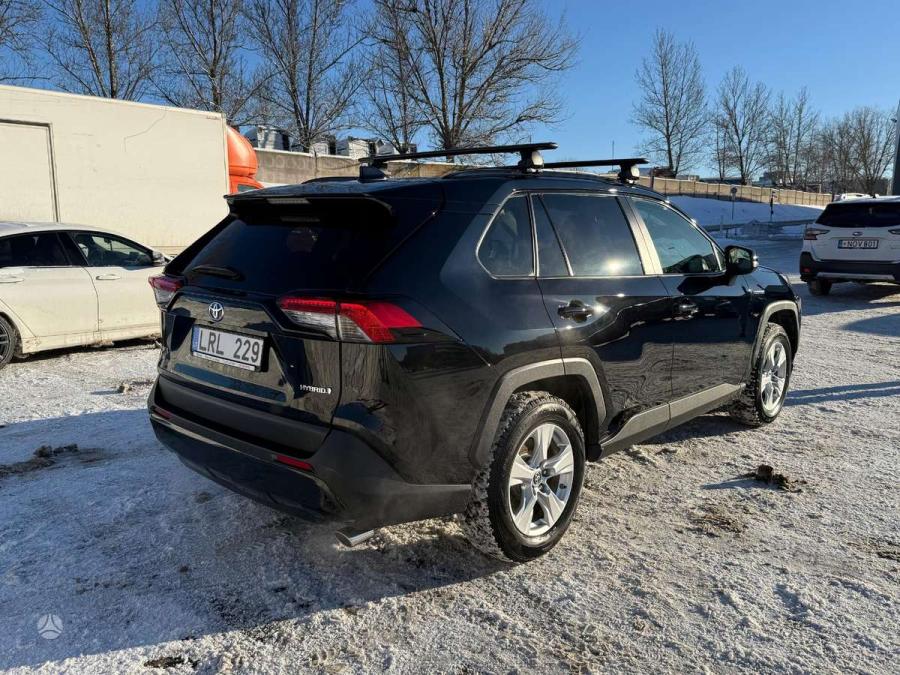 Black Toyota RAV4 2021 in Vilnius, with an engine capacity of 2.49 L and mileage of 162 thousand km for 28900 €, photo 3 on AUTOMOTO.COM.LV