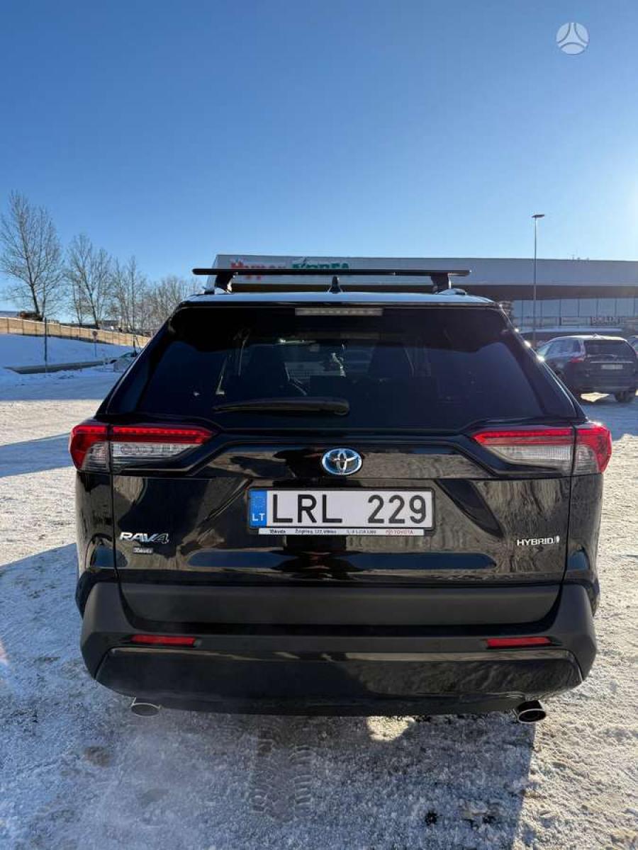Black Toyota RAV4 2021 in Vilnius, with an engine capacity of 2.49 L and mileage of 162 thousand km for 28900 €, photo 6 on AUTOMOTO.COM.LV