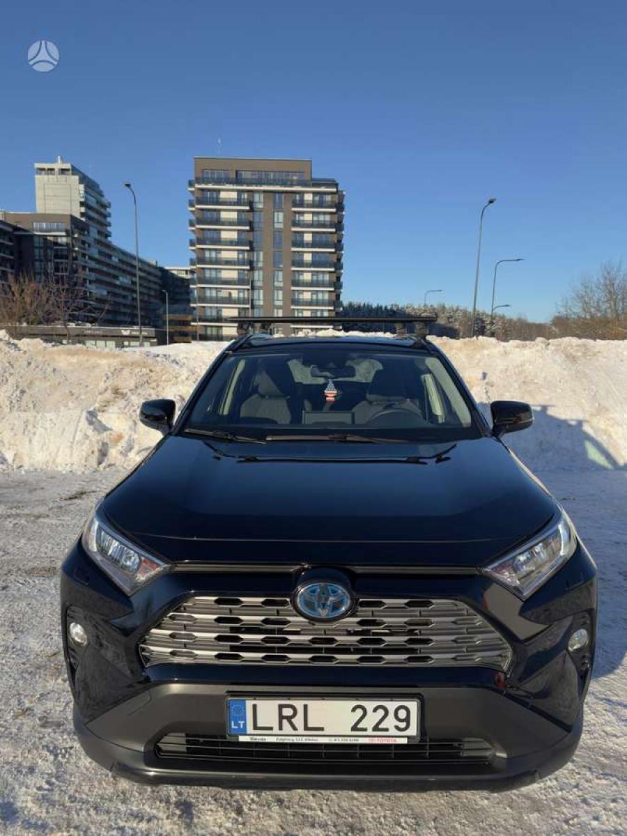 Black Toyota RAV4 2021 in Vilnius, with an engine capacity of 2.49 L and mileage of 162 thousand km for 28900 €, photo 10 on AUTOMOTO.COM.LV