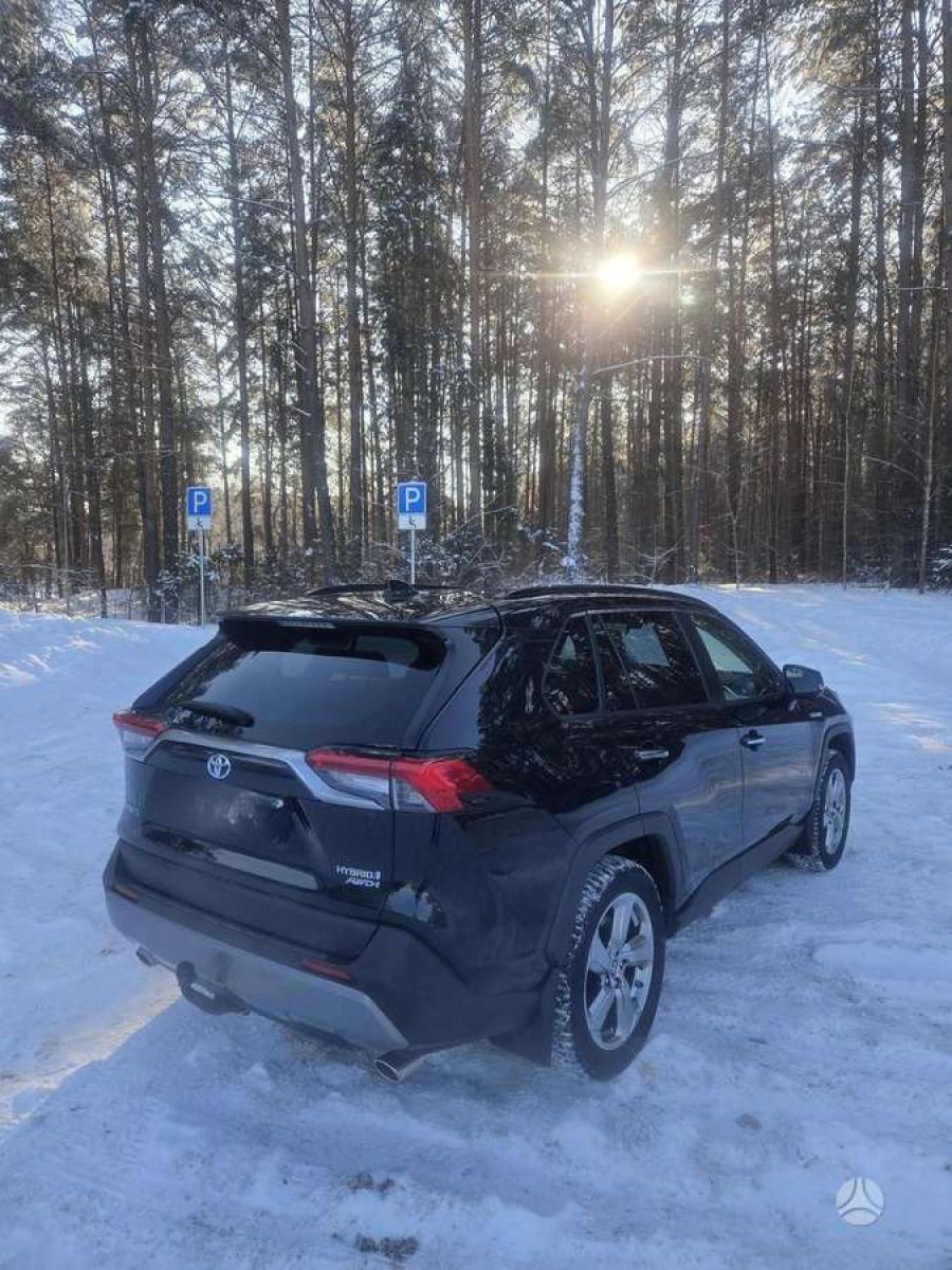 Black Toyota RAV4 2021 in Druskininkai, with an engine capacity of 2.49 L and mileage of 178 thousand km for 27000 €, photo 5 on AUTOMOTO.COM.LV
