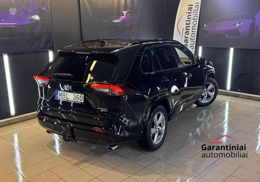 Black Toyota RAV4 2021 in Vilnius, with an engine capacity of 2.49 L and mileage of 132 thousand km for 27950 €, photo 2 on AUTOMOTO.COM.LV