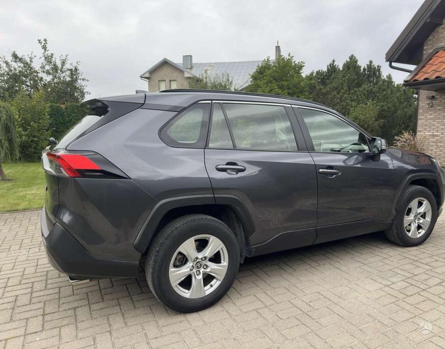 Black Toyota RAV4 2021 in Klaipeda, with an engine capacity of 1.99 L and mileage of 56 thousand km for 22500 €, photo 6 on AUTOMOTO.COM.LV