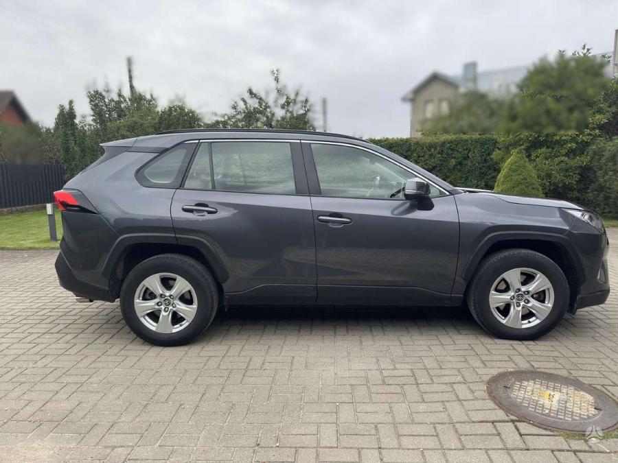 Black Toyota RAV4 2021 in Klaipeda, with an engine capacity of 1.99 L and mileage of 56 thousand km for 22500 €, photo 8 on AUTOMOTO.COM.LV