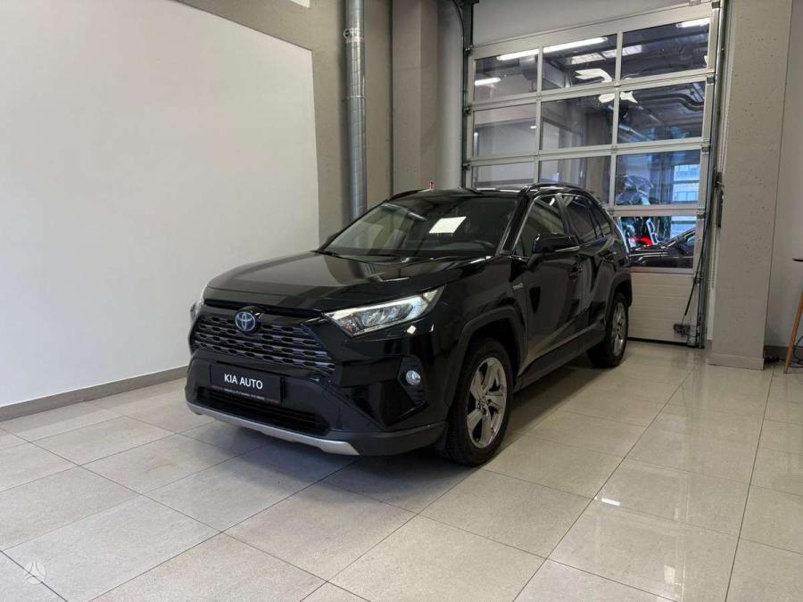 Black Toyota RAV4 2021 in Vilnius, with an engine capacity of 2.49 L and mileage of 154 thousand km for 24200 €, photo 1 on AUTOMOTO.COM.LV