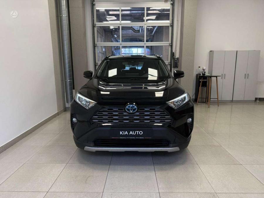 Black Toyota RAV4 2021 in Vilnius, with an engine capacity of 2.49 L and mileage of 154 thousand km for 24200 €, photo 3 on AUTOMOTO.COM.LV