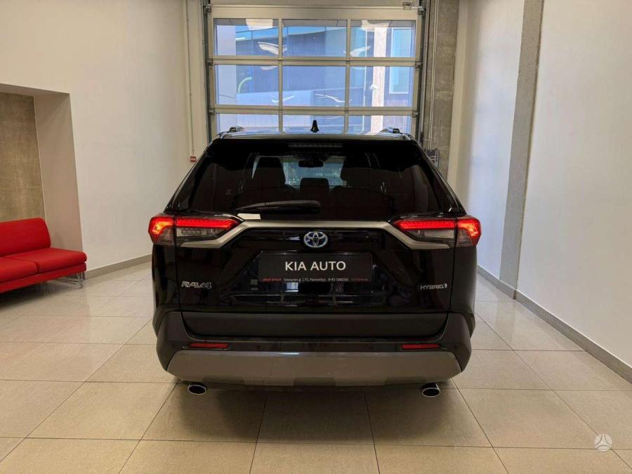Black Toyota RAV4 2021 in Vilnius, with an engine capacity of 2.49 L and mileage of 154 thousand km for 24200 €, photo 4 on AUTOMOTO.COM.LV