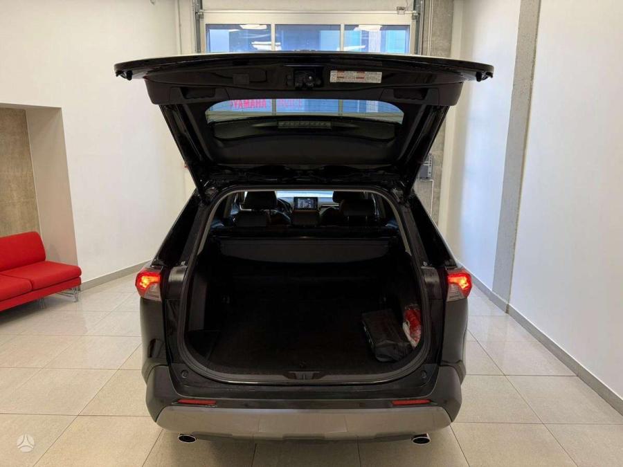 Black Toyota RAV4 2021 in Vilnius, with an engine capacity of 2.49 L and mileage of 154 thousand km for 24200 €, photo 10 on AUTOMOTO.COM.LV