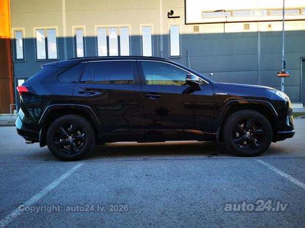 Black Toyota RAV4 2021 in Tallinn, with an engine capacity of 2.50 L and mileage of 64 thousand km for 33995 €, photo 2 on AUTOMOTO.COM.LV