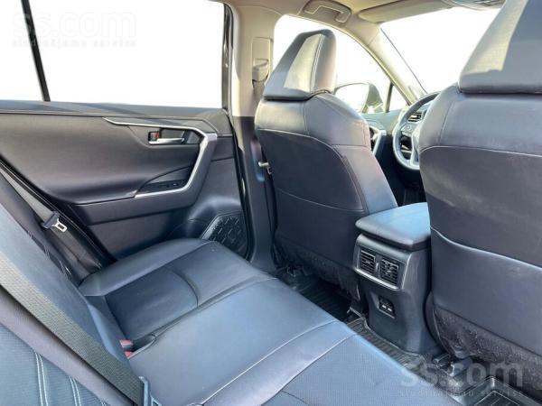 Black Toyota RAV4 2021 in Riga, with an engine capacity of 2.50 L and mileage of 127 thousand km for 32990 €, photo 7 on AUTOMOTO.COM.LV