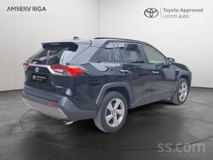 Black Toyota RAV4 2021 in Riga, with an engine capacity of 2.50 L and mileage of 94 thousand km for 28900 €, photo 3 on AUTOMOTO.COM.LV