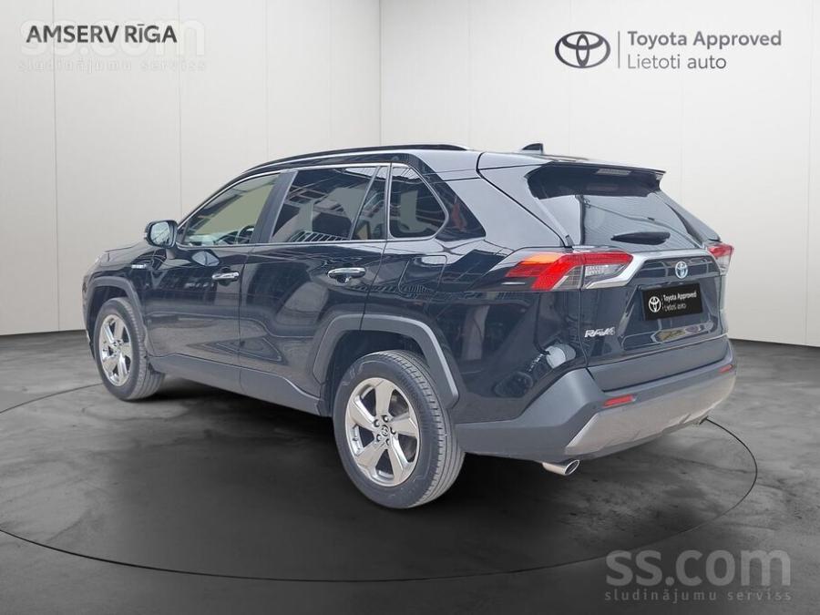 Black Toyota RAV4 2021 in Riga, with an engine capacity of 2.50 L and mileage of 94 thousand km for 28900 €, photo 5 on AUTOMOTO.COM.LV