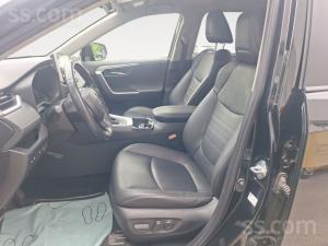 Black Toyota RAV4 2021 in Riga, with an engine capacity of 2.50 L and mileage of 94 thousand km for 28900 €, photo 11 on AUTOMOTO.COM.LV