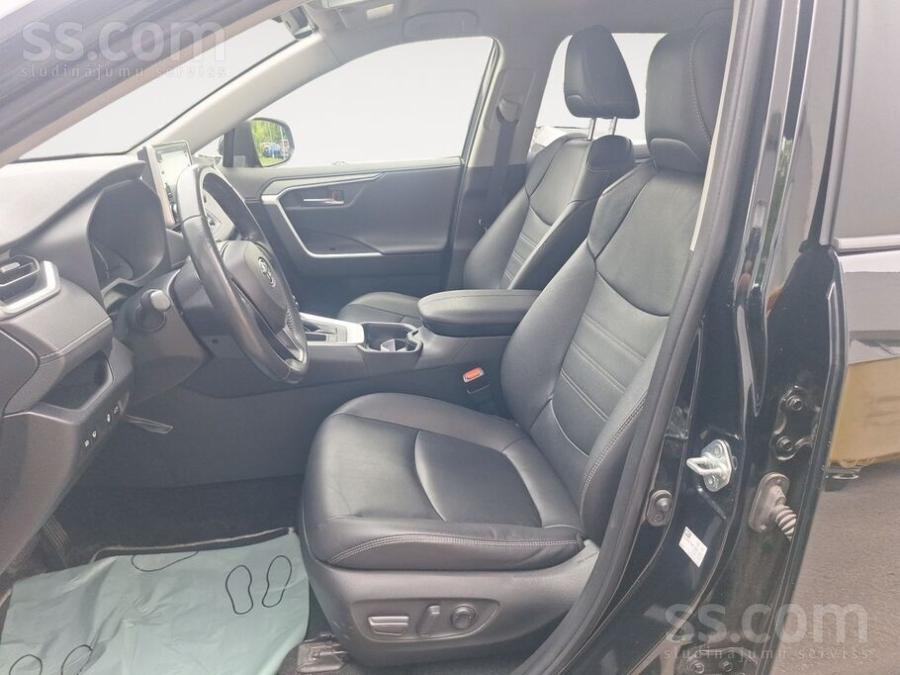Black Toyota RAV4 2021 in Riga, with an engine capacity of 2.50 L and mileage of 94 thousand km for 28900 €, photo 11 on AUTOMOTO.COM.LV