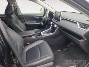 Black Toyota RAV4 2021 in Riga, with an engine capacity of 2.50 L and mileage of 94 thousand km for 28900 €, photo 13 on AUTOMOTO.COM.LV
