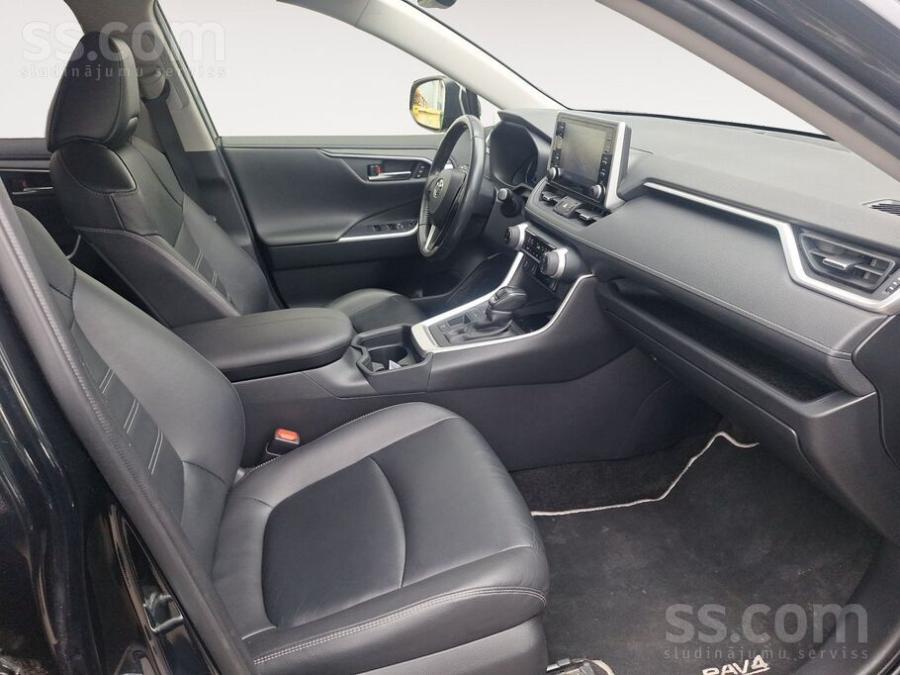Black Toyota RAV4 2021 in Riga, with an engine capacity of 2.50 L and mileage of 94 thousand km for 28900 €, photo 13 on AUTOMOTO.COM.LV