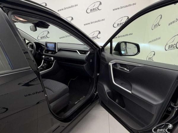 Black Toyota RAV4 2021 in Vilnius, with an engine capacity of 2.49 L and mileage of 80 thousand km for 29700 €, photo 9 on AUTOMOTO.COM.LV