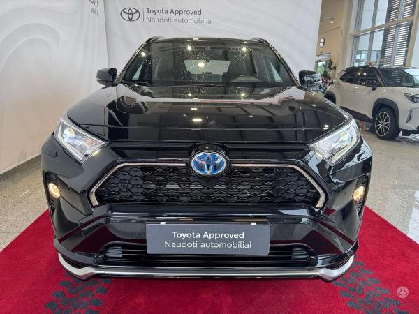 Black Toyota RAV4 2021 in Siauliai, with an engine capacity of 2.49 L and mileage of 97 thousand km for 34400 €, photo 3 on AUTOMOTO.COM.LV