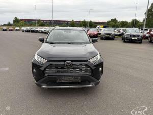 Black Toyota RAV4 2021 in Vilnius, with an engine capacity of 1.99 L and mileage of 183 thousand km for 16500 €, photo 4 on AUTOMOTO.COM.LV