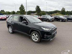 Black Toyota RAV4 2021 in Vilnius, with an engine capacity of 1.99 L and mileage of 183 thousand km for 16500 €, photo 5 on AUTOMOTO.COM.LV