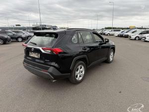 Black Toyota RAV4 2021 in Vilnius, with an engine capacity of 1.99 L and mileage of 183 thousand km for 16500 €, photo 6 on AUTOMOTO.COM.LV