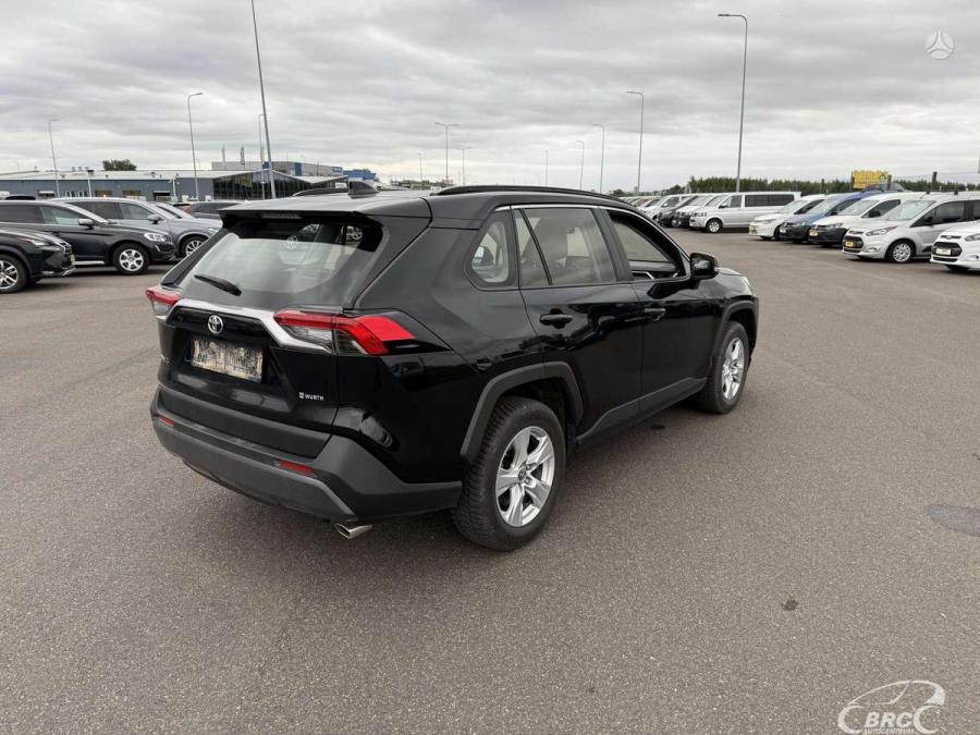 Black Toyota RAV4 2021 in Vilnius, with an engine capacity of 1.99 L and mileage of 183 thousand km for 16500 €, photo 6 on AUTOMOTO.COM.LV