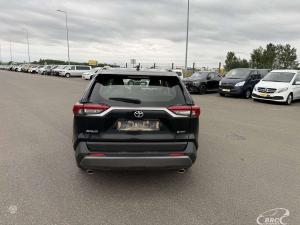 Black Toyota RAV4 2021 in Vilnius, with an engine capacity of 1.99 L and mileage of 183 thousand km for 16500 €, photo 7 on AUTOMOTO.COM.LV