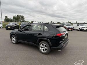 Black Toyota RAV4 2021 in Vilnius, with an engine capacity of 1.99 L and mileage of 183 thousand km for 16500 €, photo 8 on AUTOMOTO.COM.LV