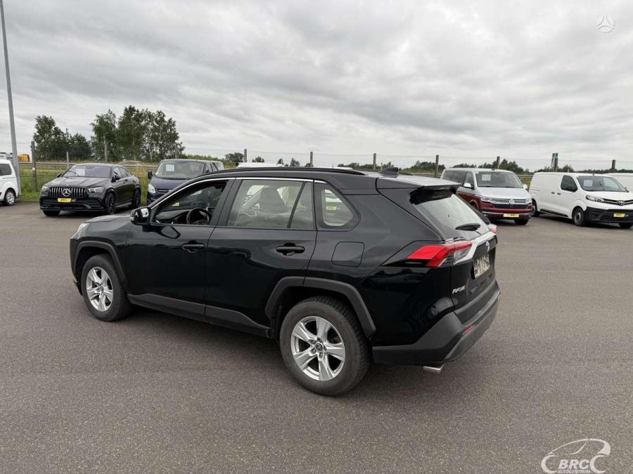 Black Toyota RAV4 2021 in Vilnius, with an engine capacity of 1.99 L and mileage of 183 thousand km for 16500 €, photo 8 on AUTOMOTO.COM.LV