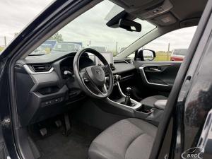 Black Toyota RAV4 2021 in Vilnius, with an engine capacity of 1.99 L and mileage of 183 thousand km for 16500 €, photo 9 on AUTOMOTO.COM.LV