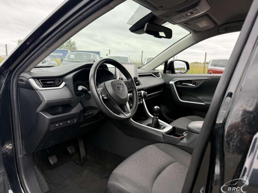 Black Toyota RAV4 2021 in Vilnius, with an engine capacity of 1.99 L and mileage of 183 thousand km for 16500 €, photo 9 on AUTOMOTO.COM.LV