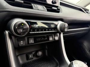 Black Toyota RAV4 2021 in Vilnius, with an engine capacity of 1.99 L and mileage of 183 thousand km for 16500 €, photo 16 on AUTOMOTO.COM.LV