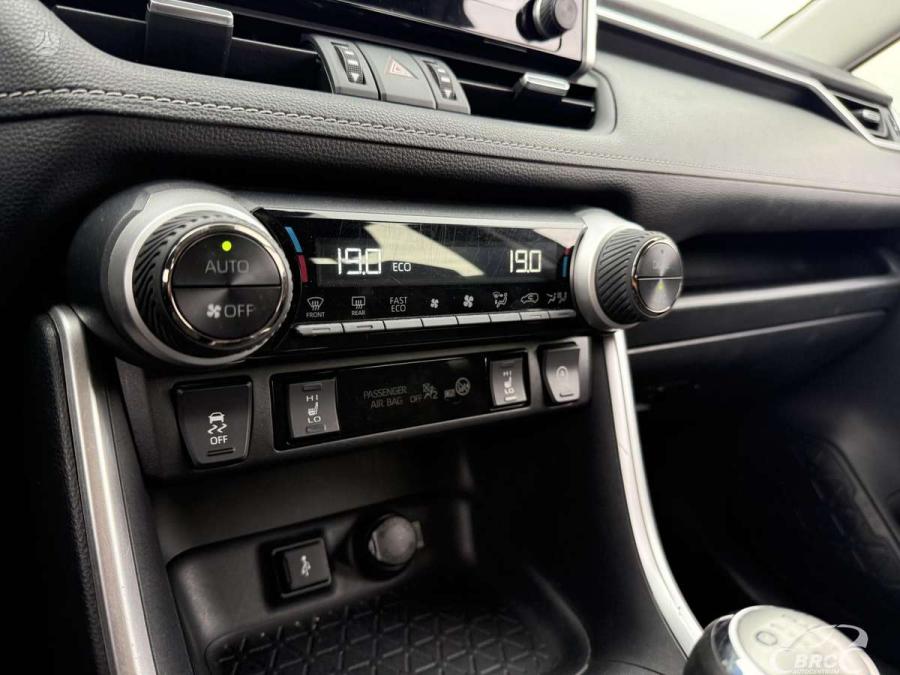 Black Toyota RAV4 2021 in Vilnius, with an engine capacity of 1.99 L and mileage of 183 thousand km for 16500 €, photo 16 on AUTOMOTO.COM.LV