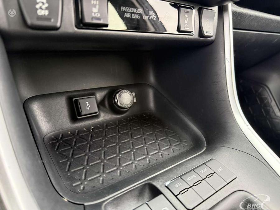 Black Toyota RAV4 2021 in Vilnius, with an engine capacity of 1.99 L and mileage of 183 thousand km for 16500 €, photo 17 on AUTOMOTO.COM.LV