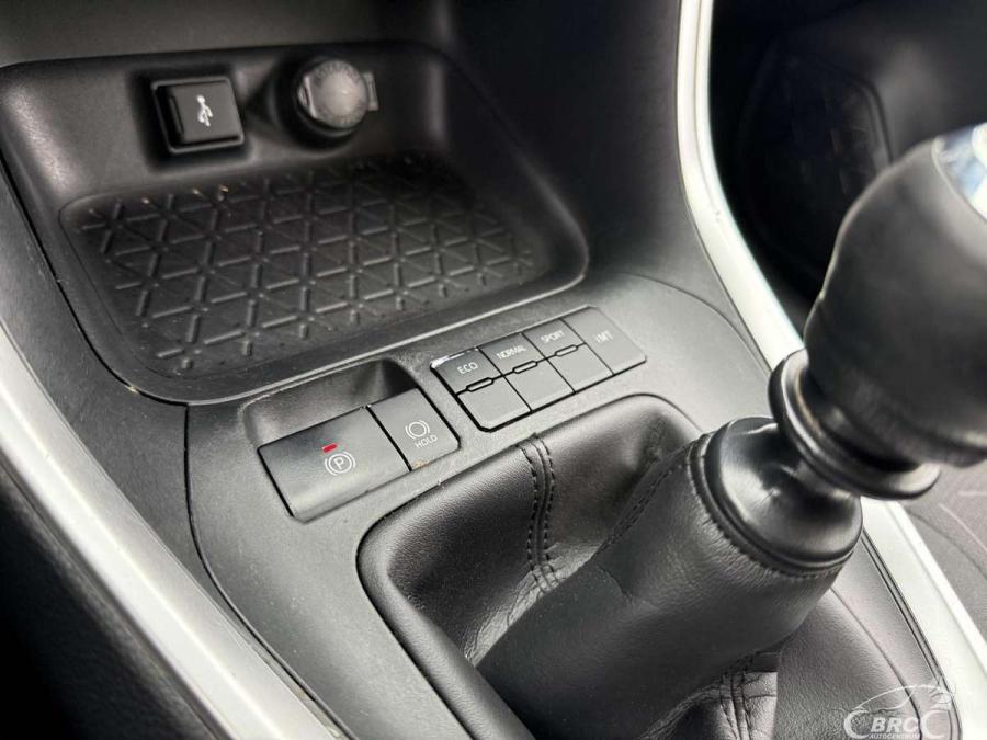 Black Toyota RAV4 2021 in Vilnius, with an engine capacity of 1.99 L and mileage of 183 thousand km for 16500 €, photo 18 on AUTOMOTO.COM.LV