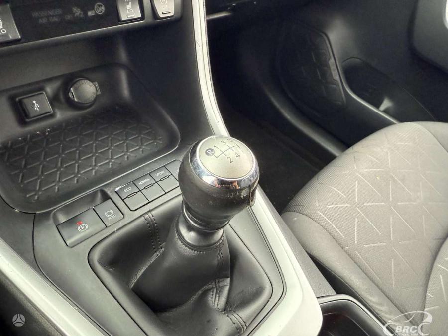 Black Toyota RAV4 2021 in Vilnius, with an engine capacity of 1.99 L and mileage of 183 thousand km for 16500 €, photo 19 on AUTOMOTO.COM.LV