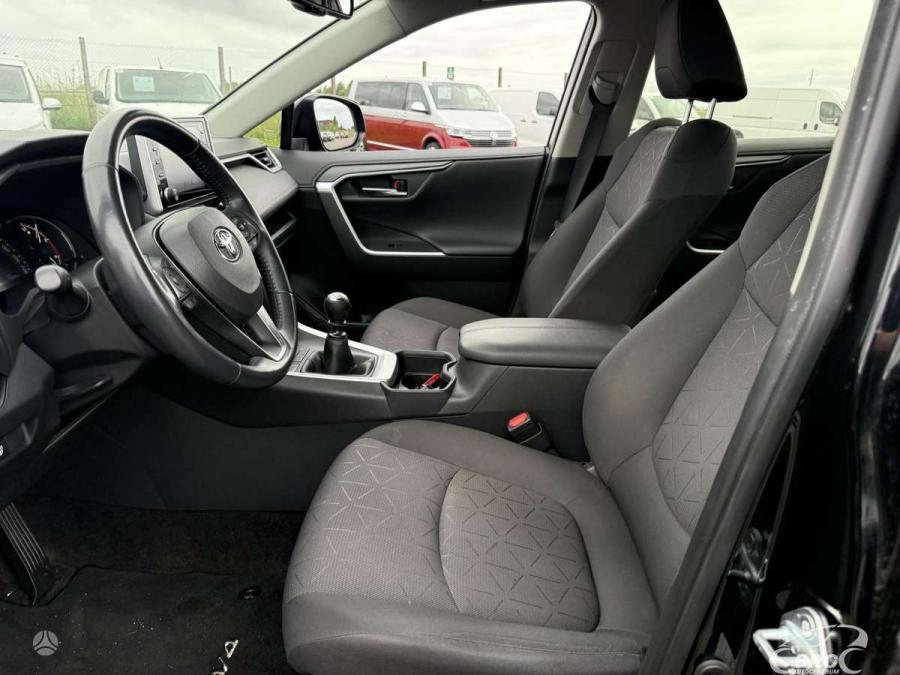 Black Toyota RAV4 2021 in Vilnius, with an engine capacity of 1.99 L and mileage of 183 thousand km for 16500 €, photo 20 on AUTOMOTO.COM.LV