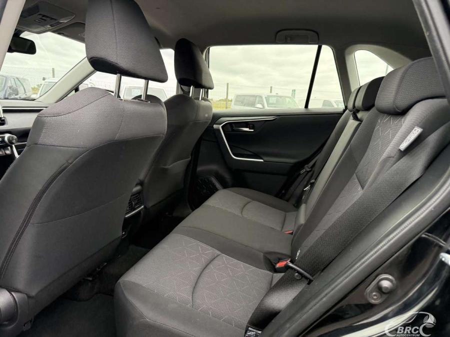 Black Toyota RAV4 2021 in Vilnius, with an engine capacity of 1.99 L and mileage of 183 thousand km for 16500 €, photo 22 on AUTOMOTO.COM.LV
