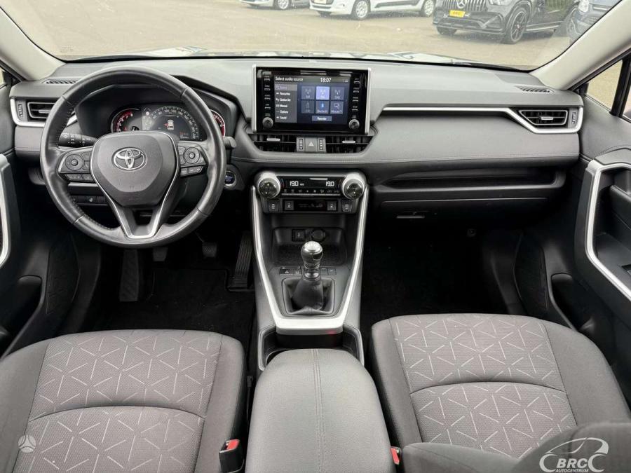 Black Toyota RAV4 2021 in Vilnius, with an engine capacity of 1.99 L and mileage of 183 thousand km for 16500 €, photo 23 on AUTOMOTO.COM.LV