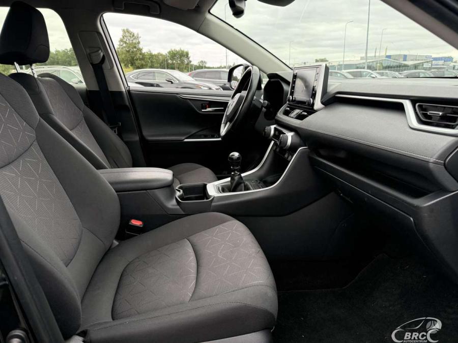 Black Toyota RAV4 2021 in Vilnius, with an engine capacity of 1.99 L and mileage of 183 thousand km for 16500 €, photo 29 on AUTOMOTO.COM.LV