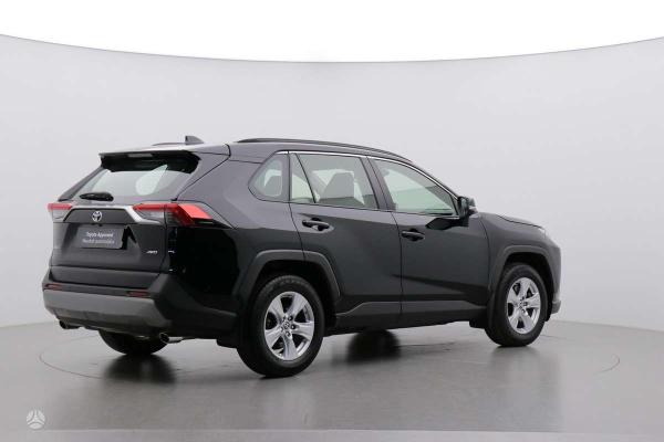 Black Toyota RAV4 2021 in Vilnius, with an engine capacity of 1.99 L and mileage of 79 thousand km for 25900 €, photo 3 on AUTOMOTO.COM.LV