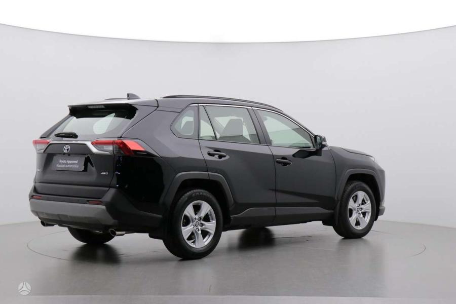 Black Toyota RAV4 2021 in Vilnius, with an engine capacity of 1.99 L and mileage of 79 thousand km for 25900 €, photo 4 on AUTOMOTO.COM.LV