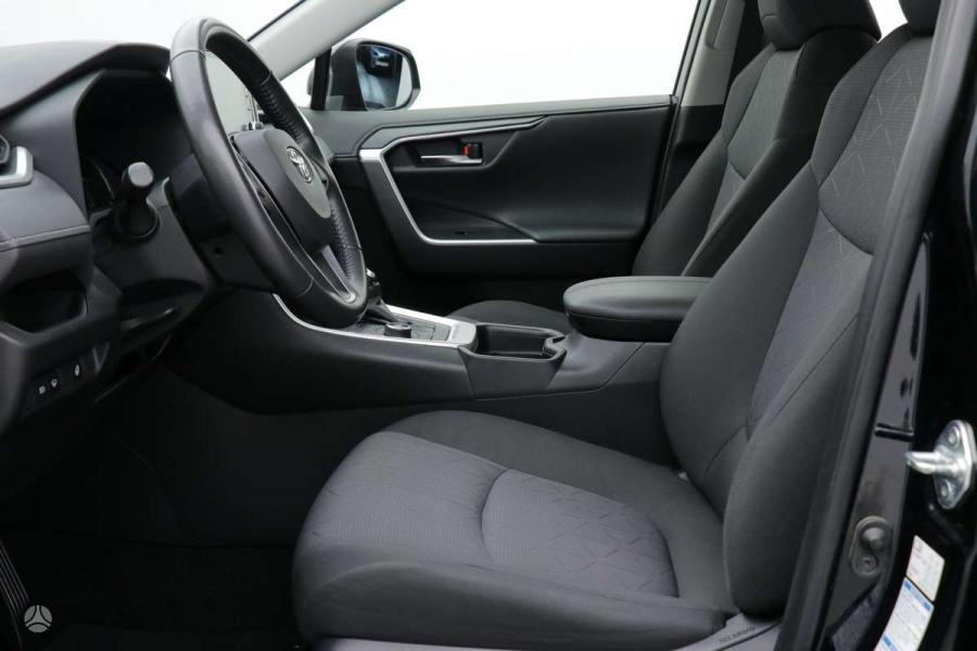 Black Toyota RAV4 2021 in Vilnius, with an engine capacity of 1.99 L and mileage of 79 thousand km for 25900 €, photo 13 on AUTOMOTO.COM.LV