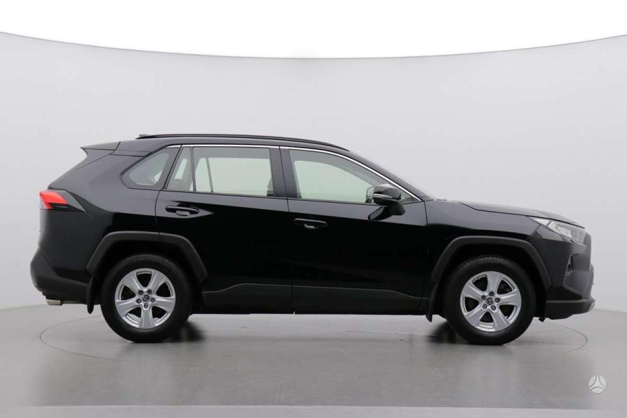 Black Toyota RAV4 2021 in Vilnius, with an engine capacity of 1.99 L and mileage of 79 thousand km for 25900 €, photo 18 on AUTOMOTO.COM.LV